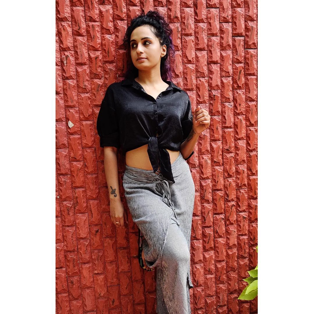 photos : டைட் கவுனில் டக்கர் போஸ்.. பின்னணி பாடகி வினைதா சிவகுமாரின் ...