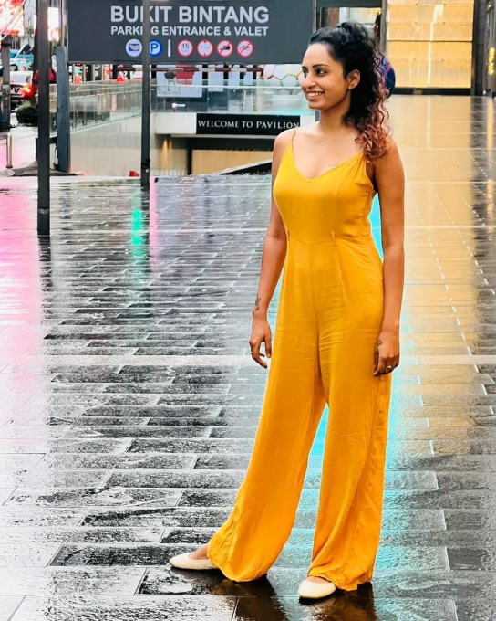 photos : டைட் கவுனில் டக்கர் போஸ்.. பின்னணி பாடகி வினைதா சிவகுமாரின் ...