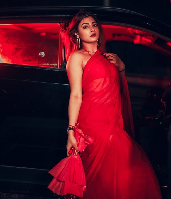 photos: கையில் பூங்கொத்துடன் டக்கர் போஸ் கொடுத்த சுரபி ரத்தோர் ...