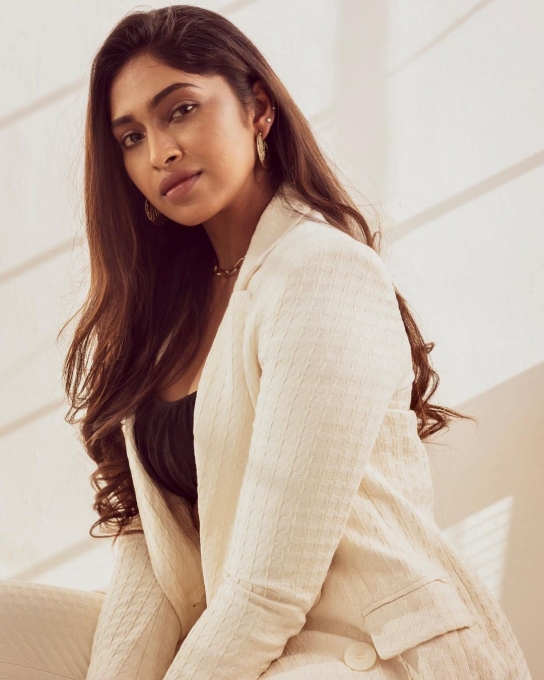 photos : வசீகரிக்கும் பார்வையால் கவர்ந்திழுக்கும் சுருதி பெரியசாமி ...