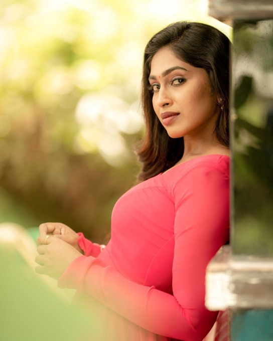 photos : வசீகரிக்கும் பார்வையால் கவர்ந்திழுக்கும் சுருதி பெரியசாமி ...