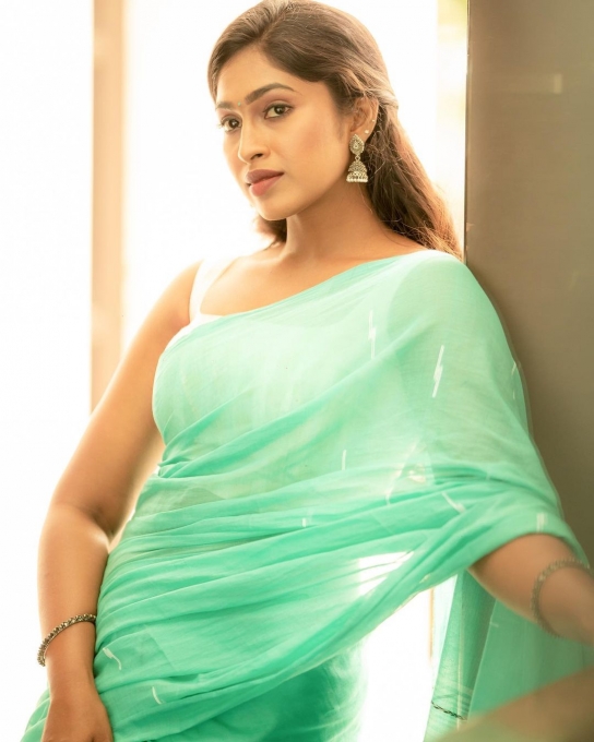 photos : வசீகரிக்கும் பார்வையால் கவர்ந்திழுக்கும் சுருதி பெரியசாமி ...