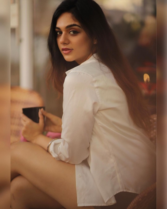 photos : வெறும் ஷர்ட்டுடன் தாறுமாறான போஸில் கலக்கும் பாவ்யா திரிகா.. வேற லெவல் போட்டோஸ் இதோ ...