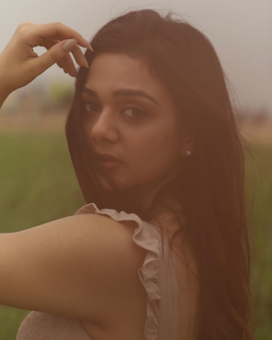 photos : வெறும் ஷர்ட்டுடன் தாறுமாறான போஸில் கலக்கும் பாவ்யா திரிகா ...