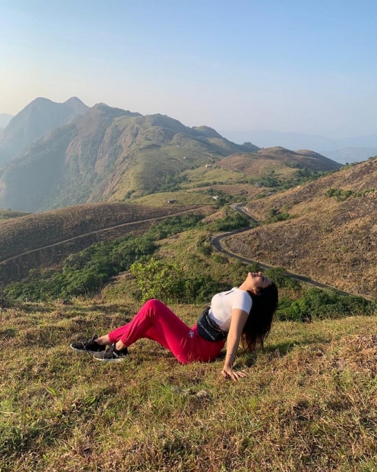 photos : வெறும் ஷர்ட்டுடன் தாறுமாறான போஸில் கலக்கும் பாவ்யா திரிகா ...