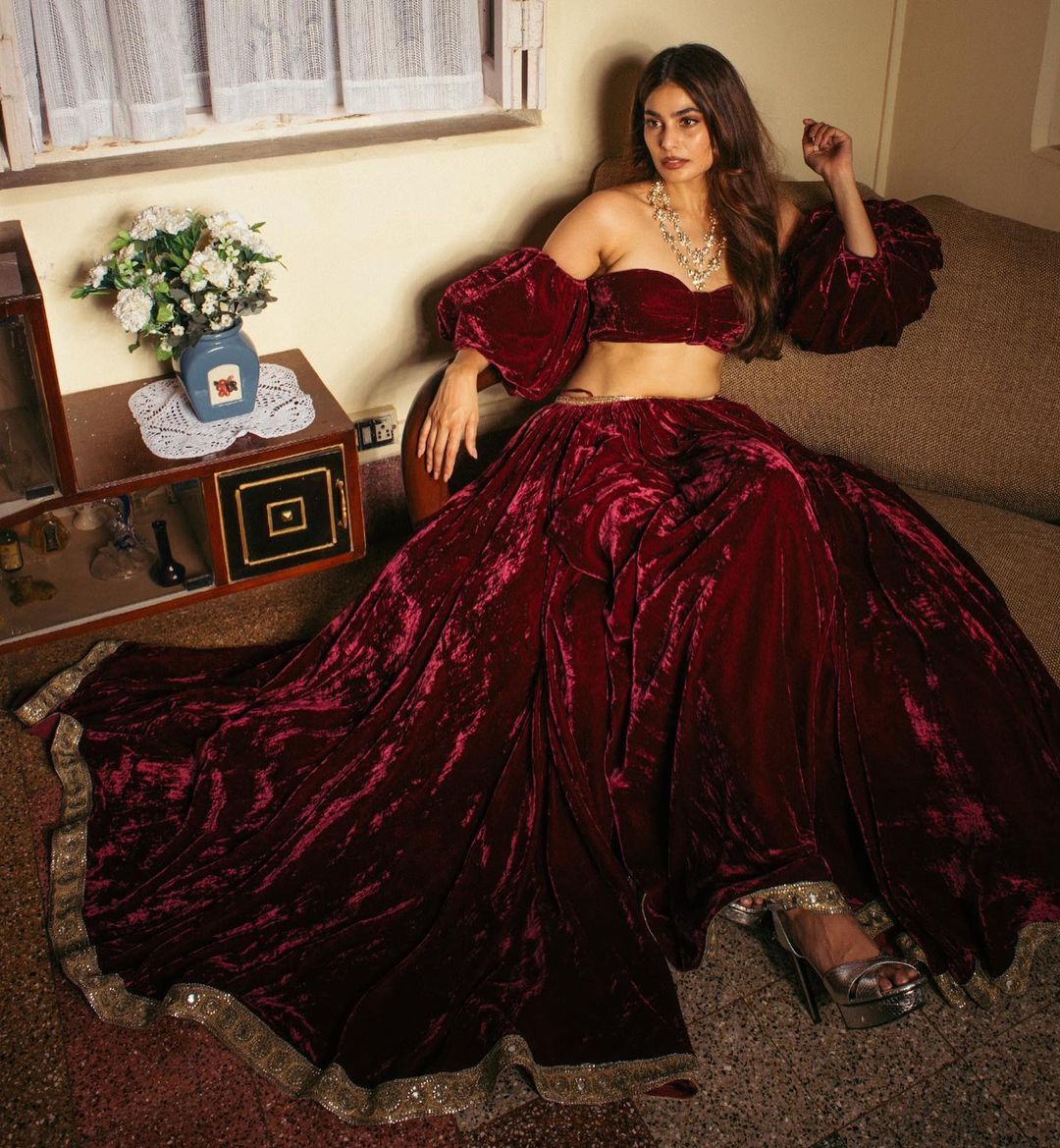 photos : டாப் ஆங்கிளில் நச் போட்டோஷூட்.. நடிகை பூஜா குப்தாவின் மாஸ் ...