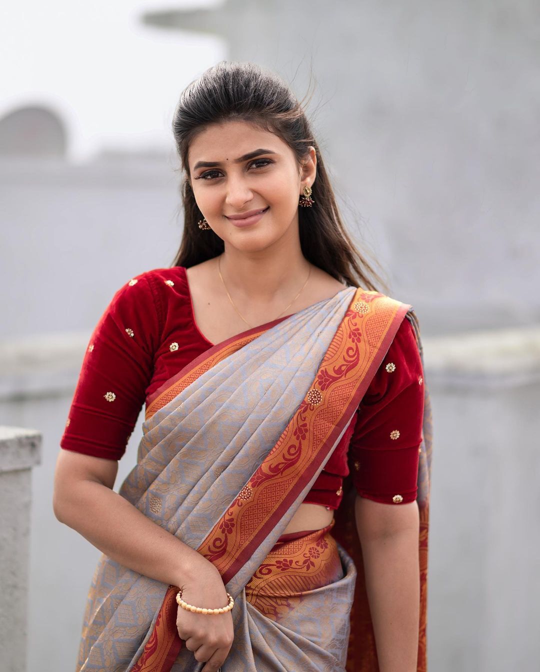 photos : ஜொலி ஜொலிக்கும் புடவையில் மின்னும் வைஷூ சுந்தர்.. வசீகரிக்கும் ...