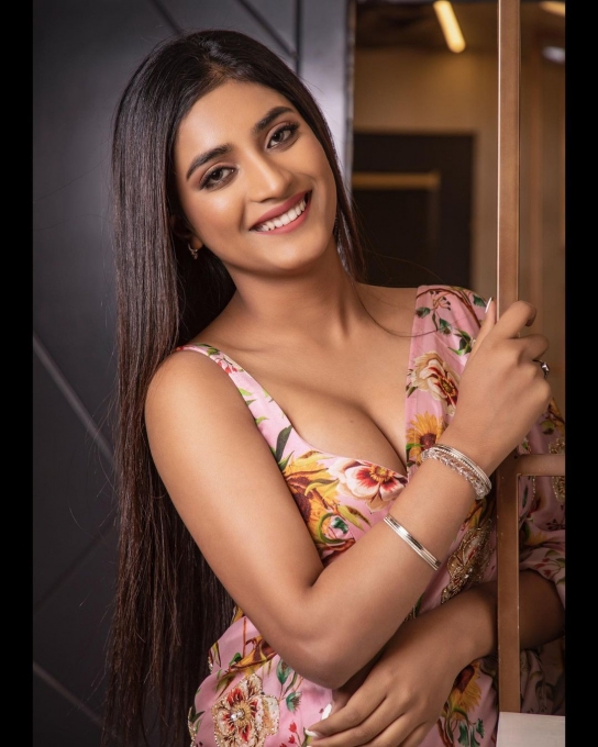 photos : புடவையில் டக்கர் போஸ்.. மாடல் அழகி மான்யா சிங்கின் கலக்கல் ஸ்டில்ஸ்! | fashion model ...