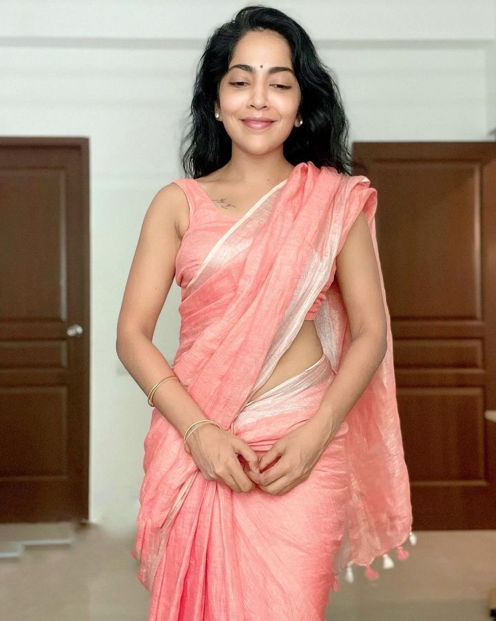 PHOTOS : பச்சை நிறமே.. பச்சை நிறமே.. லோ ஆங்கிளில் நச் போஸ் கொடுத்த விஜே ...