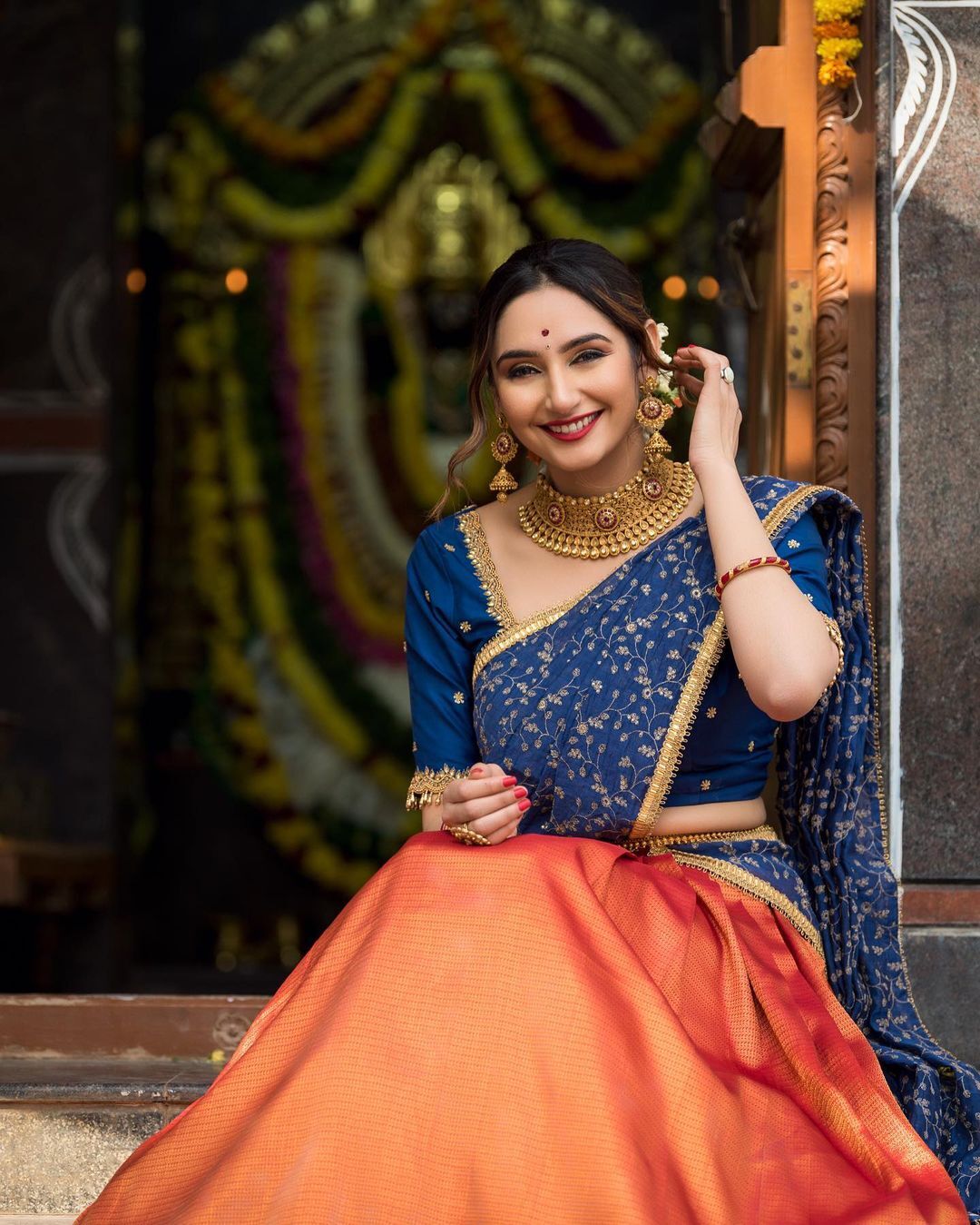 photos : ஷோபாவில் டக்கர் போஸ் கொடுத்த ராகினி திவேதி.. கலக்கலான ...