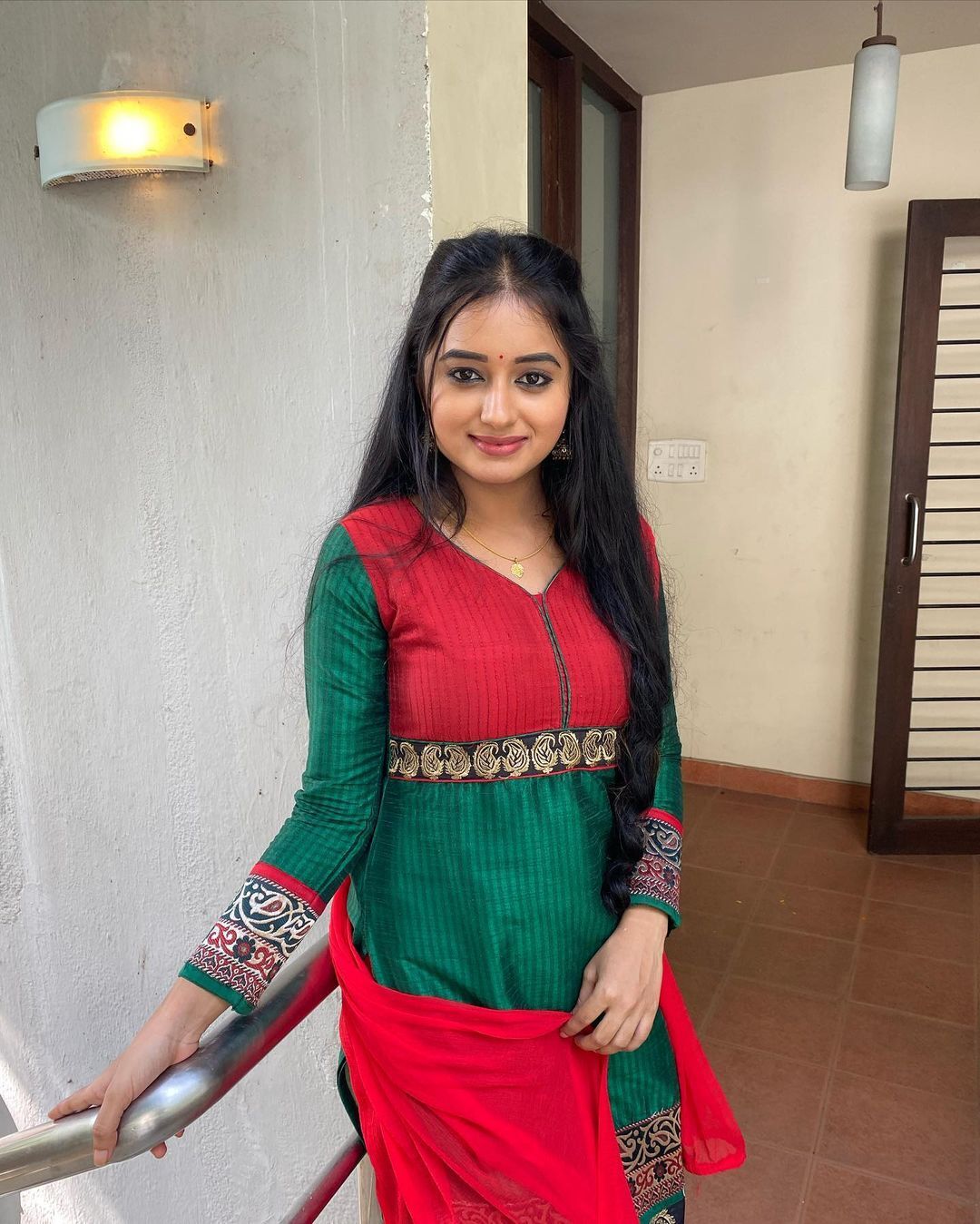 photos : க்யூட்டான ஸ்மைல போட்டு சாட்சிட்டாளே! நடிகை அக்ஷயா கந்தமுதனின் கலக்கல் பிக்ஸ் இதோ ...