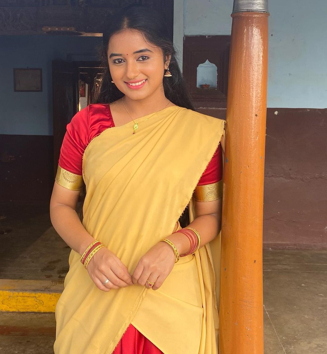 photos : க்யூட்டான ஸ்மைல போட்டு சாட்சிட்டாளே! நடிகை அக்ஷயா கந்தமுதனின் ...