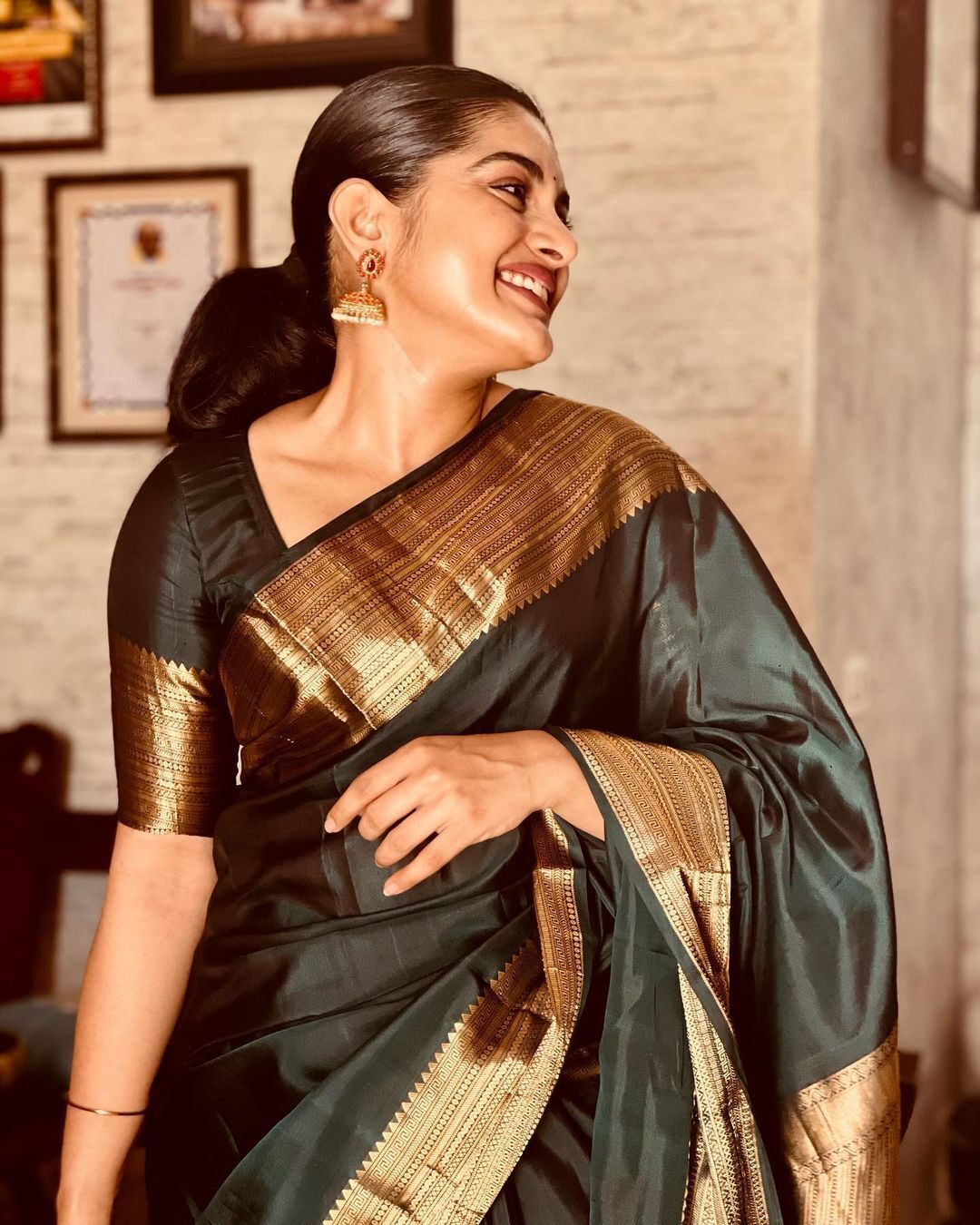 PHOTOS : கிறங்கடிக்கும் அழகு.. சேலையில் அசத்தும் நிவேதா தாமஸ்.. ஸ்டன்னிங் க்ளிக்ஸ் இதோ ...