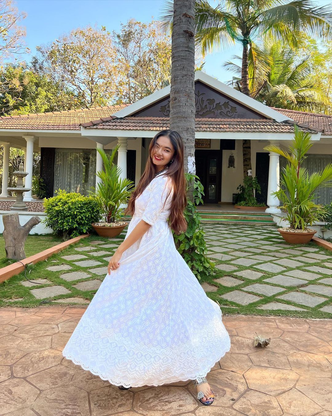 Photos: एथनिक लुक में गजब की दिख रहीं हैं अनुष्का सेन, व्हाइट सूट में ...