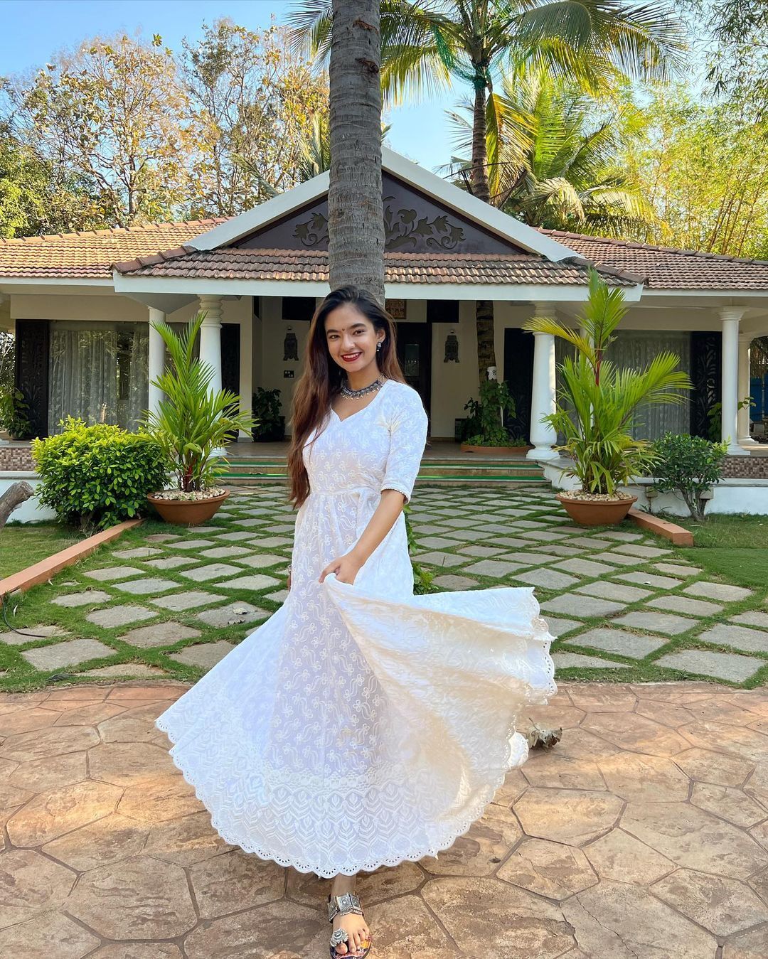 Photos: एथनिक लुक में गजब की दिख रहीं हैं अनुष्का सेन, व्हाइट सूट में ...