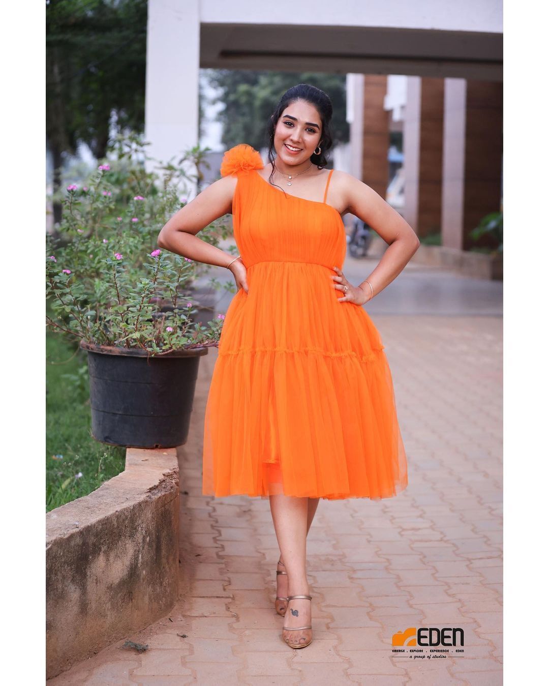 PHOTOS : மலை உச்சியில் மஜா போஸ் கொடுத்த சீரியல் நடிகை.. ஸ்ரீநிதியோன் ...