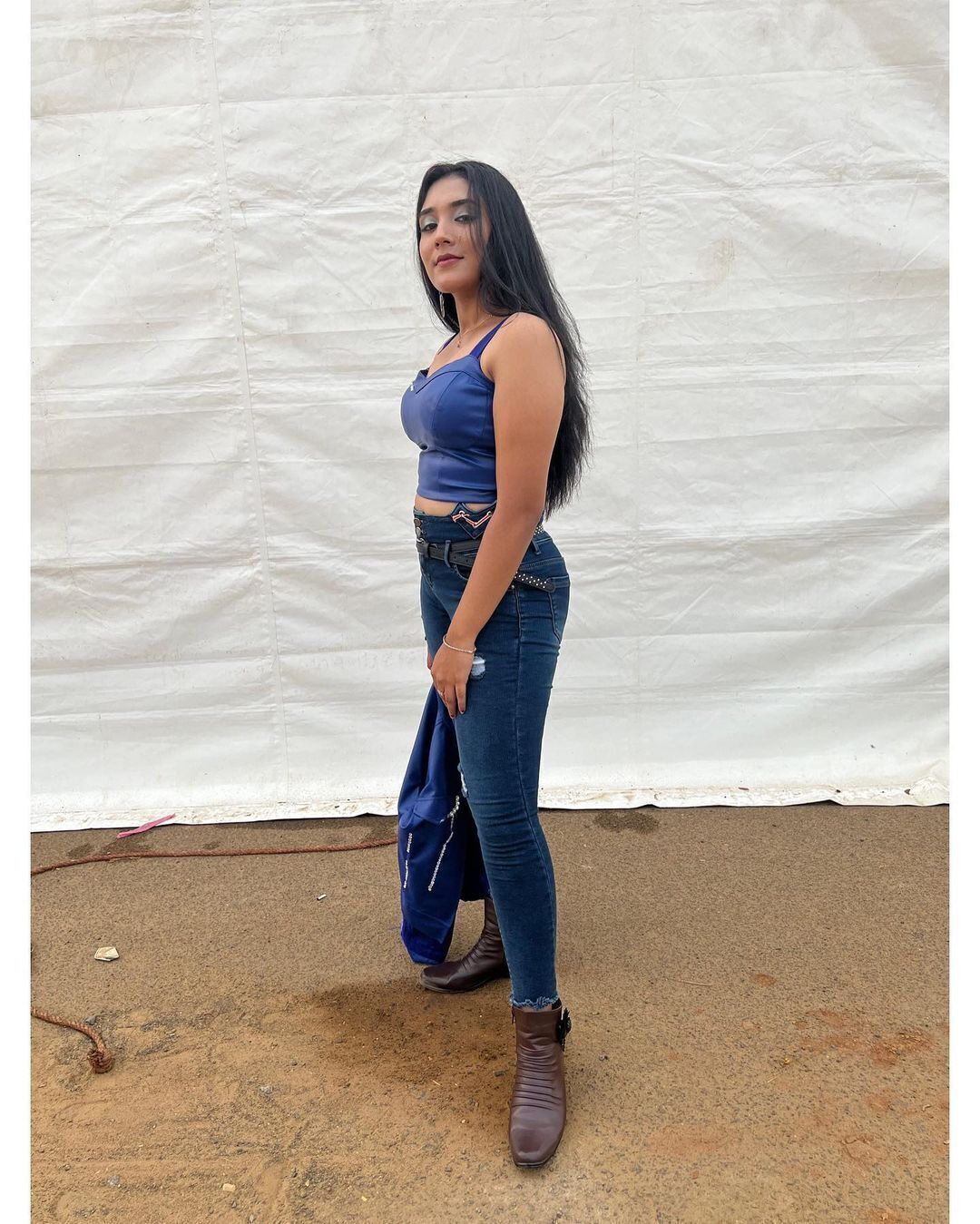 PHOTOS : மலை உச்சியில் மஜா போஸ் கொடுத்த சீரியல் நடிகை.. ஸ்ரீநிதியோன் ...