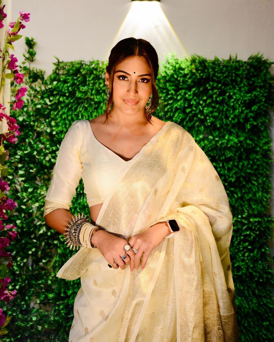 Pics: सुरभि चंदना ने एथनिक लुक में ढाया कहर, सिंपल साड़ी लुक देख पानी ...