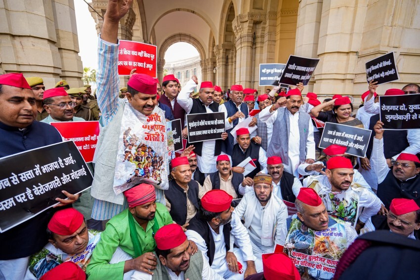 Samajwadi Party Leaders Raise Slogans During The Budget Session Of ...