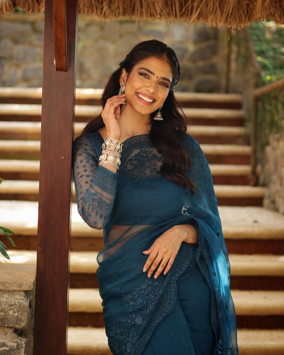 South Actress Malavika Mohanan's Stylish Makeover in Blue Saree Made ...