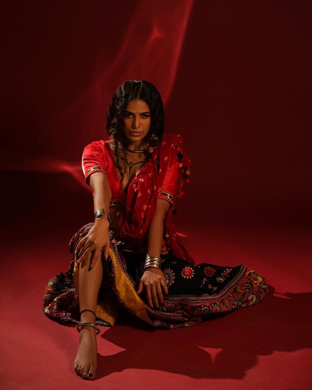 घाघरा चोली में पूनम पांडे ने कराया बोल्ड फोटोशूट, डीपनेक आउटफिट में दिए ...