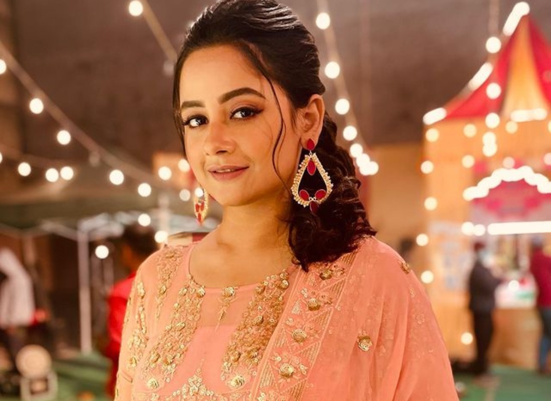 চুড়িদারে লাস্যময়ী অরুণিমা, মোহময়ী চাউনি দিয়ে ভক্তদের স্তব্ধ করে ...