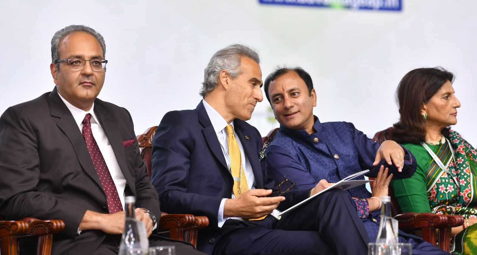 ఏపీలో భారీగా పెట్టుబడులు.. విశాఖలో గ్లాబల్ ఇన్వెస్టర్స్ సమ్మిట్‌లో కంపెనీలు ప్రకటన..! | CM YS ...