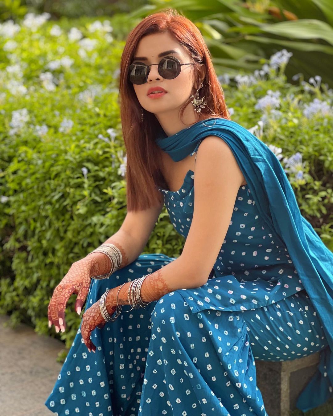 स्मोकी आइज और ब्लैक आउटफिट में अवनीत कौर ने गिराई हुस्न की बिजलियां ...