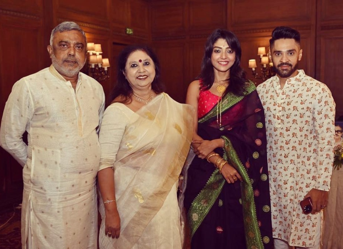 কালো ক্রপ টপে মিষ্টি লাগছে ফিটনেস ফ্রিক দেবলীনাকে, দেখুন ছবি | Actress ...