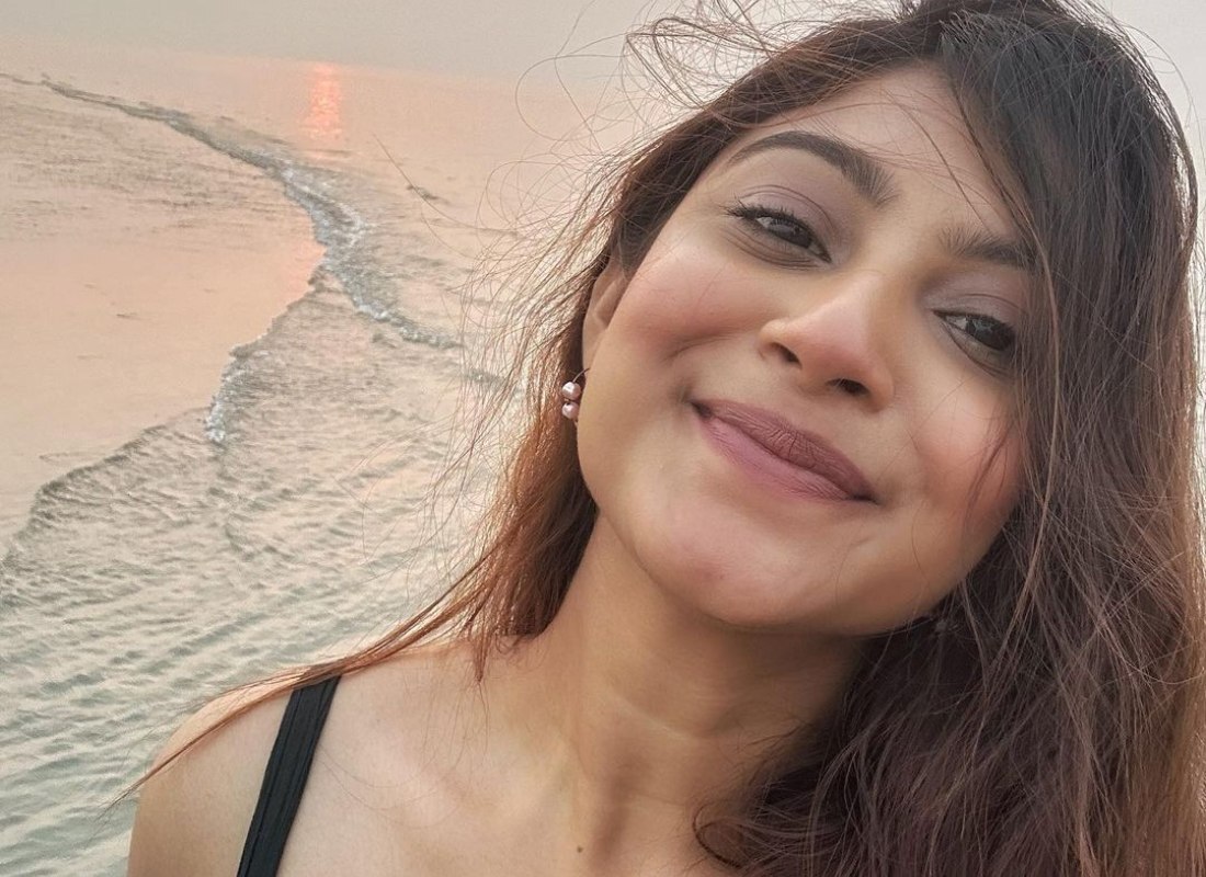 পড়ন্ত বিকেলে সমুদ্রের কিনারায় দাঁড়িয়ে মোহময়ী চাউনিতে চোখ মেলে ...