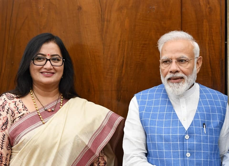 ಮಂಡ್ಯದಲ್ಲಿ ನಮೋ: ಹಸಿರು ಶಾಲು ಹೊದಿಸಿ, ಮೈಸೂರು ಪೇಟ ತೊಡಿಸಿ ಮೋದಿಗೆ ಸನ್ಮಾನ ...