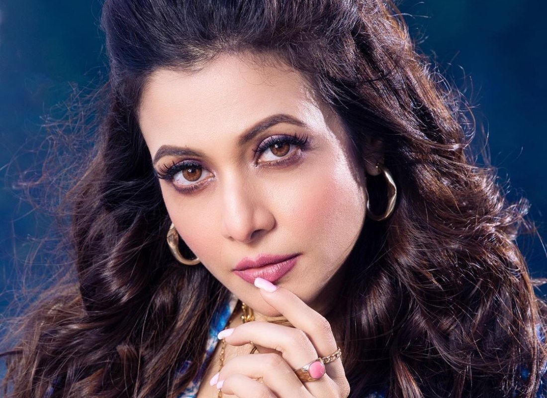 ডিপ রঙের পোশাকে মোহময়ী লাগছে কোয়েলকে, ডিভার লুকে মুগ্ধ ভক্তরা ...