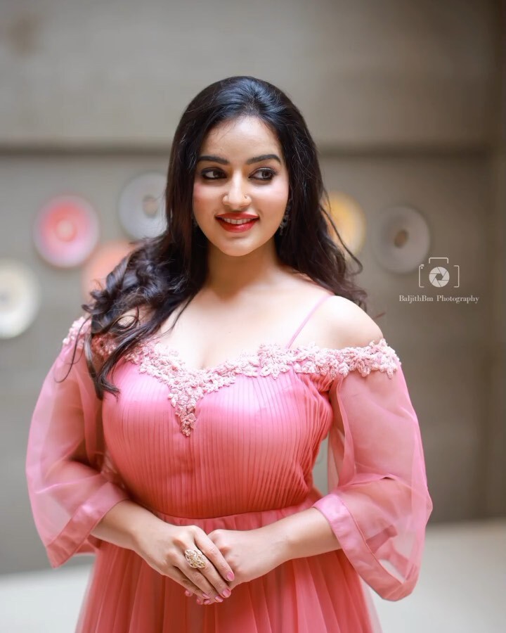 కవ్వించే అందాలతో కాక పుట్టిస్తున్న మాళవిక మీనన్.. | Malavika Menon is captivating with her ...