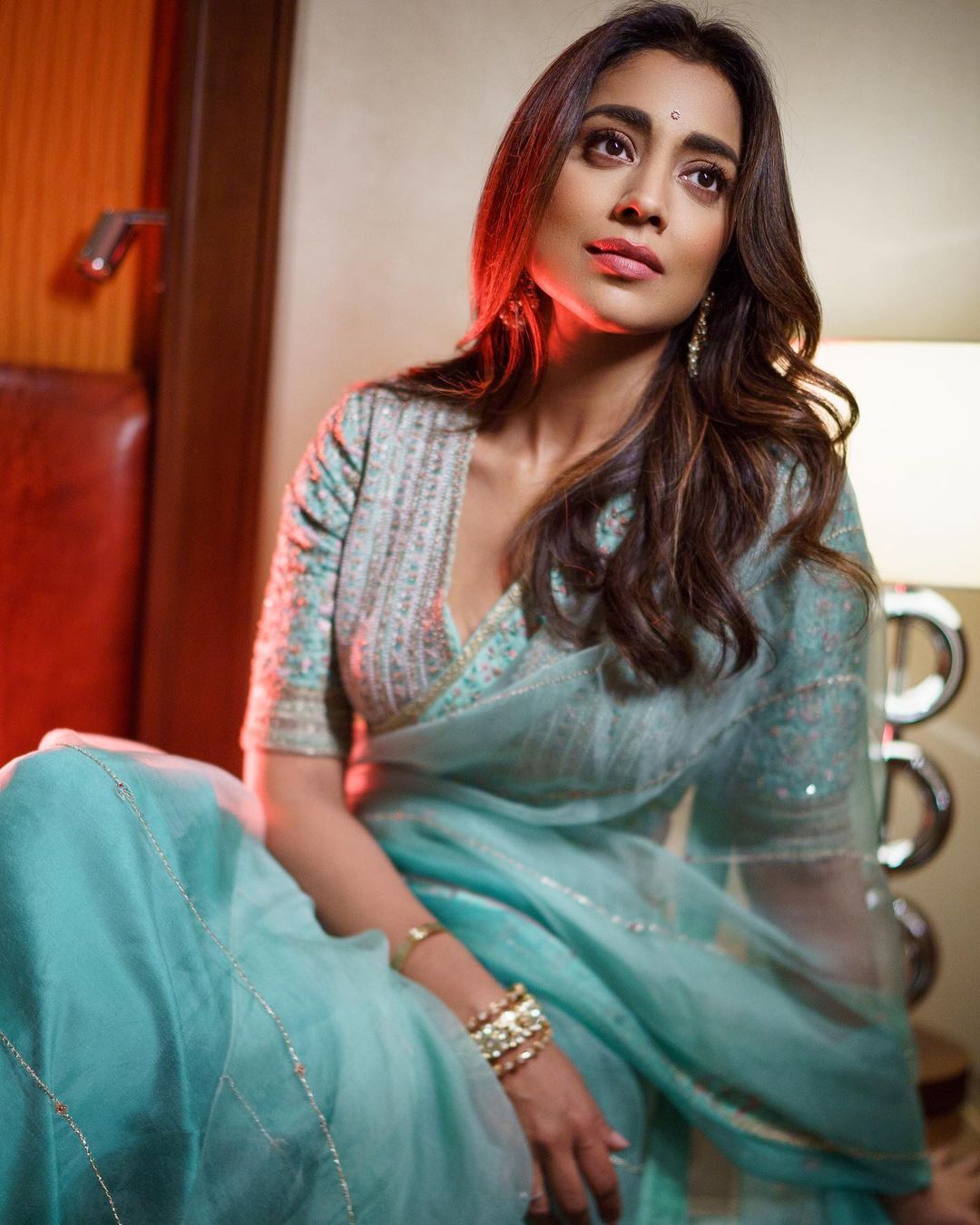 క్రేజీ బ్యూటీ హాట్ అందాలు.. ఇంతలా రెచ్చిపోతుందేంటీ శ్రియ..! | Actress ...