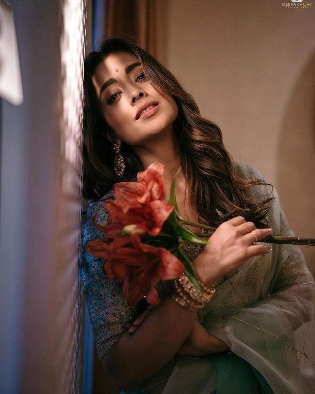 દ્રશ્યમની હીરોઈન શ્રિયા સરને એકદમ સિમ્પલ એથનિક આઉટફિટમાં કરાવ્યુ ...