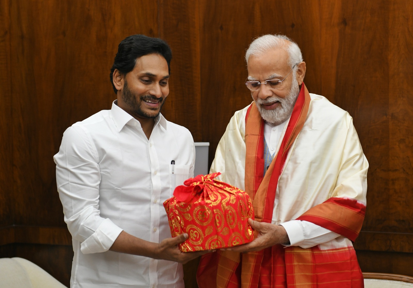 ప్రధాని మోదీ, కేంద్ర హోంశాఖ మంత్రి అమిత్ షాలతో సీఎం జగన్ భేటీ.. | AP CM YS Jagan meets with PM ...