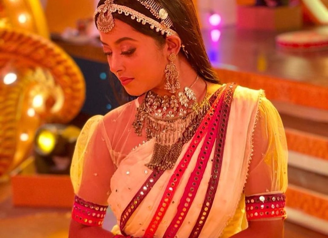 লাল-কালো পোশাকের সঙ্গে ভারী মেকাপ, নয়া লুকে সোশ্যাল মিডিয়ায় ধরা ...