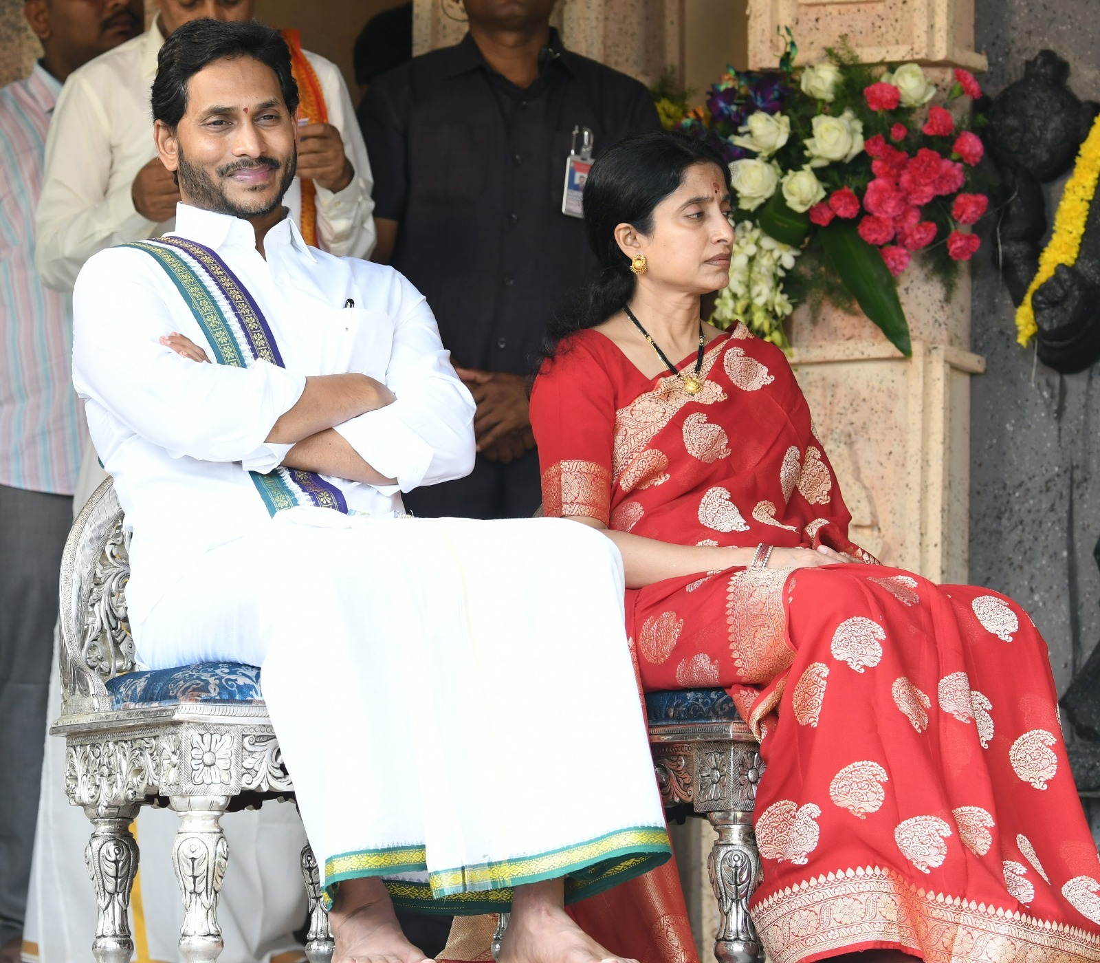 ఉగాది వేడుకల్లో సీఎం జగన్ దంపతులు.. | CM Jagan family celebrations ...