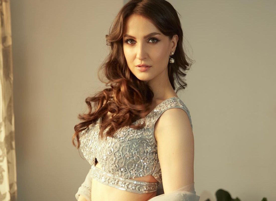 রুপোলি রঙের লেহেঙ্গা চোলিতে লাস্যময়ী হয়ে উঠেছেন এলি আব্রাহাম | See actress Elli AvrRam’s ...