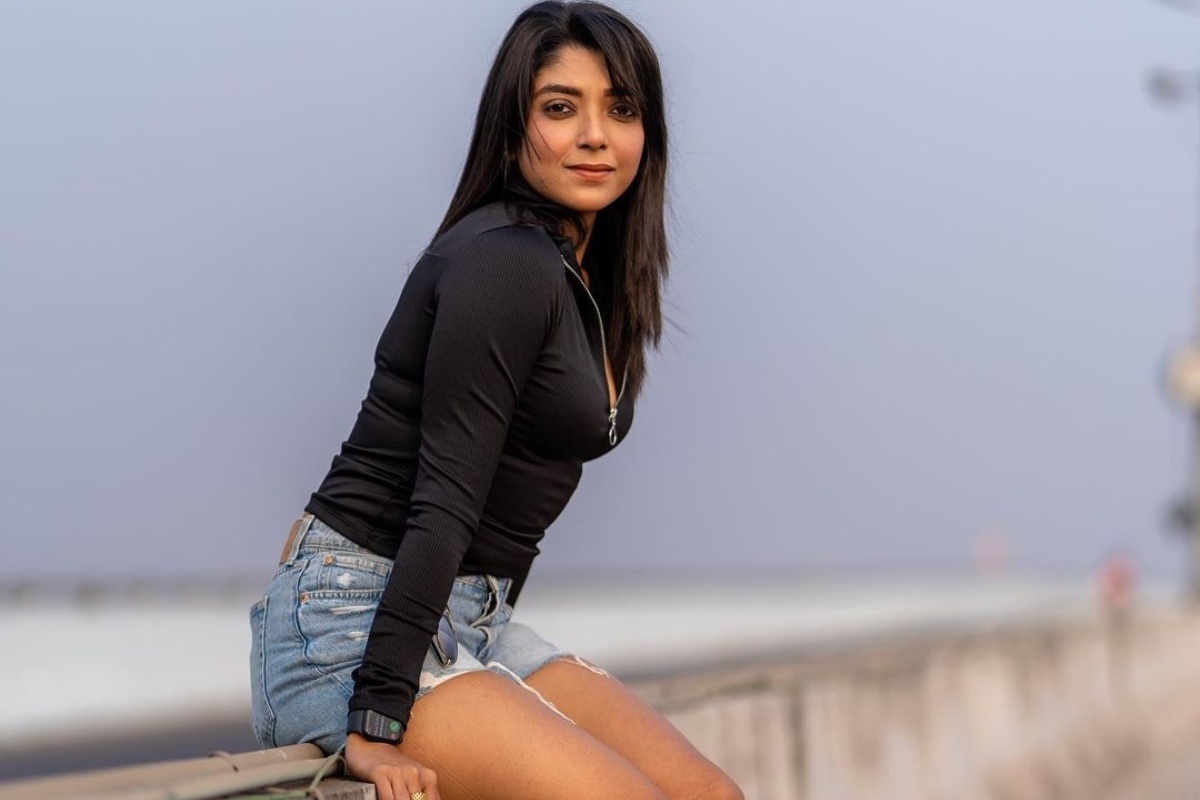 মেকাপ ছাড়াও সুন্দরী লাগছে দেবলীনাকে, গৌরব পত্নীর দিক থেকে নজর সরছে না ...