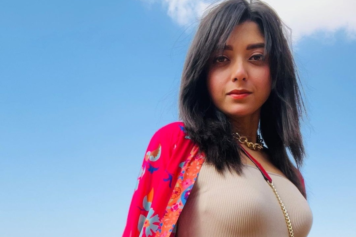 মেকাপ ছাড়াও সুন্দরী লাগছে দেবলীনাকে, গৌরব পত্নীর দিক থেকে নজর সরছে না ...