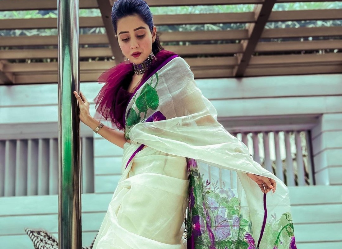 মিষ্টি হাসি দিয়েই অনুগামীদের হৃদয় স্পর্শ করছেন দেবচন্দ্রিমা, দেখুন ছবি | Televison actress ...