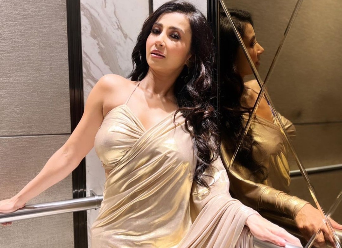 শাড়িতে মনামীর টোনড কোমরের ঝলক, লাস্যময়ী লুকে ডুবছেন অনুগামীরা ...