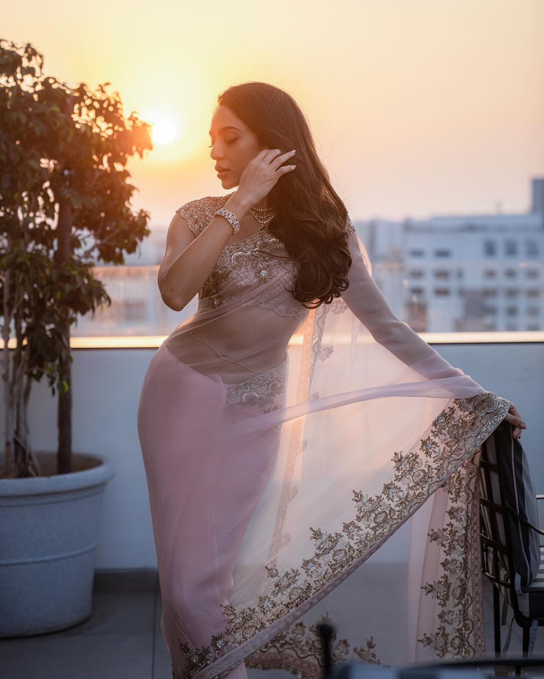 శోభితా ధూళిపాళ హాట్ షో.. సొగసులన్నీ పంచేస్తుందిగా తెనాలి చిన్నది ...