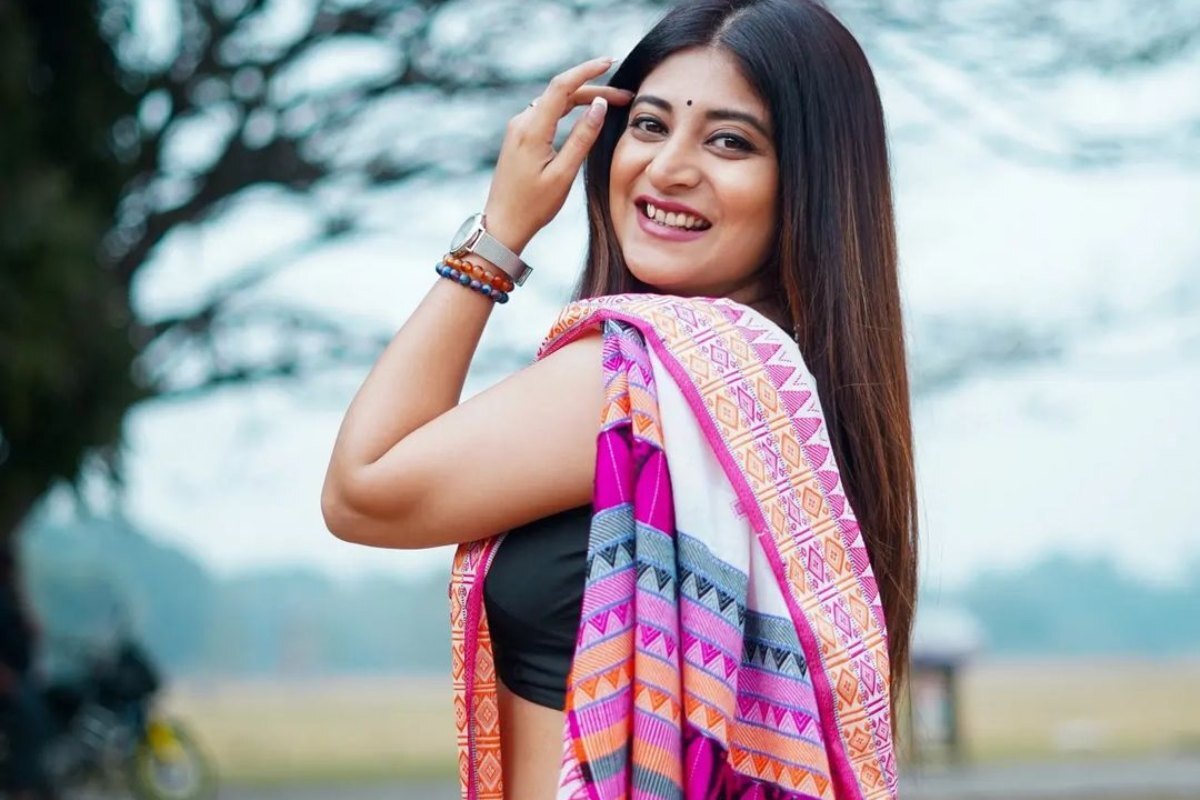 সাদা শাড়িতে লাস্যময়ী সন্দীপ্তা সেন, অভিনেত্রীর মায়াবী চোখের চাউনি দেখে অবাক ফ্যানেরা ...