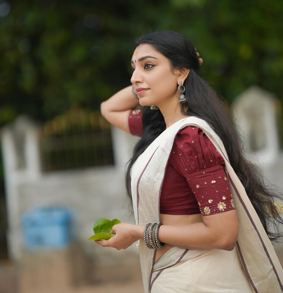 Bigg Boss Malayalam Fame Rithu Manthra's Latest Photoshoot Made Wow ...