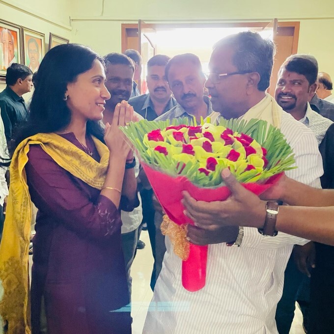 ಚುನಾವಣಾ ಪ್ರಚಾರ ವಾಹನಕ್ಕೆ ಕುಸುಮಾ ಹನುಮಂತರಾಯಪ್ಪ ಪೂಜೆ | Kusuma ...