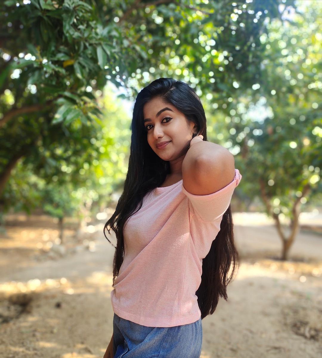 photos : குட்டி உடையில் ஜீ தமிழ் சீரியல் நடிகை.. வேற லெவல் போட்டோஸ் இதோ ...