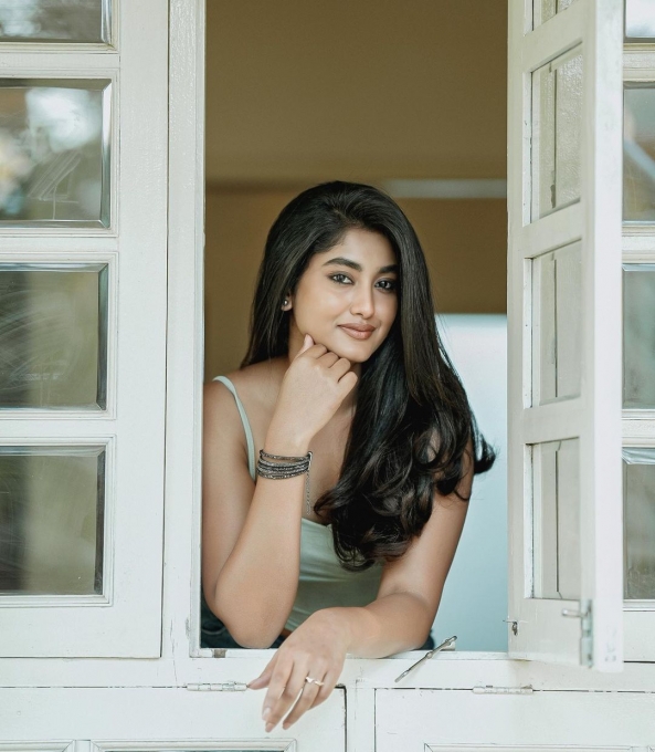 photos : ஜன்னல் வழியே தோன்றிய தேவதை அவள்.. நடிகை பிரியங்கா குமாரின் நச் ...