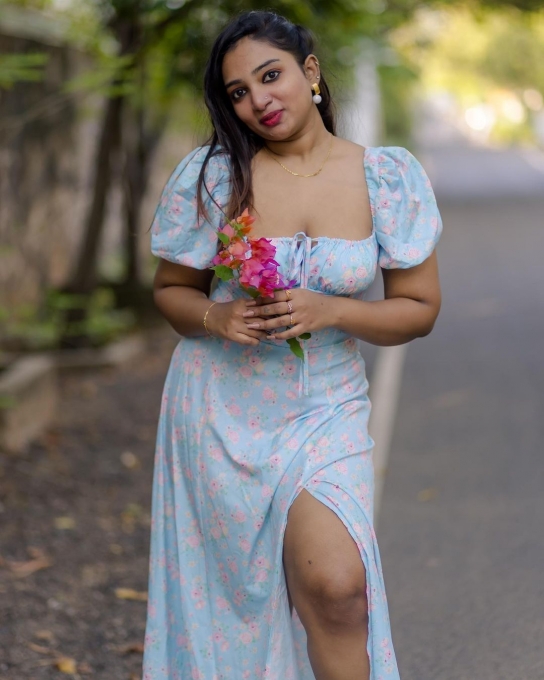 photos : கையில் பூவுடன் ரசிகர்களை உறைய வைத்த மாடல் அழகி சூரியபிரபா.. கிறங்கடிக்கும் கலக்கல் ...